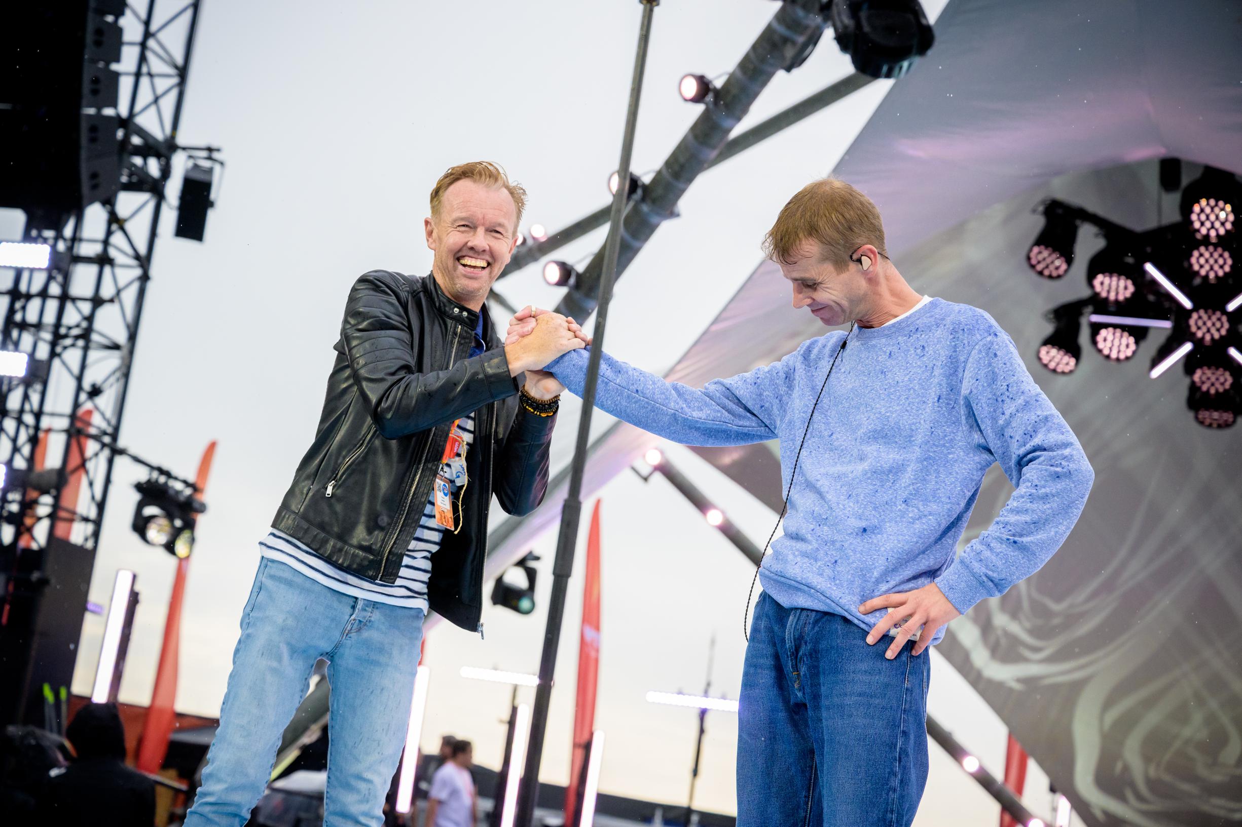 Doventolk gaat uit de bol tijdens optreden Sam Gooris in ‘Tien om te zien’: “Ik ben gelukkig als ...